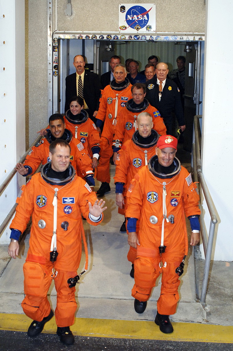 Crew STS-128 walkout