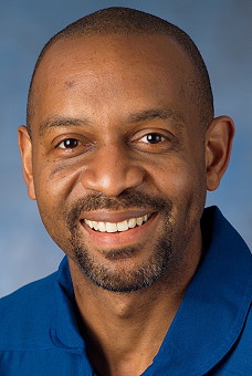 Astronaut Biography: Robert Satcher