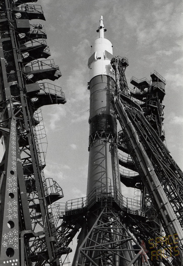 Soyuz TM-6 on launch pad