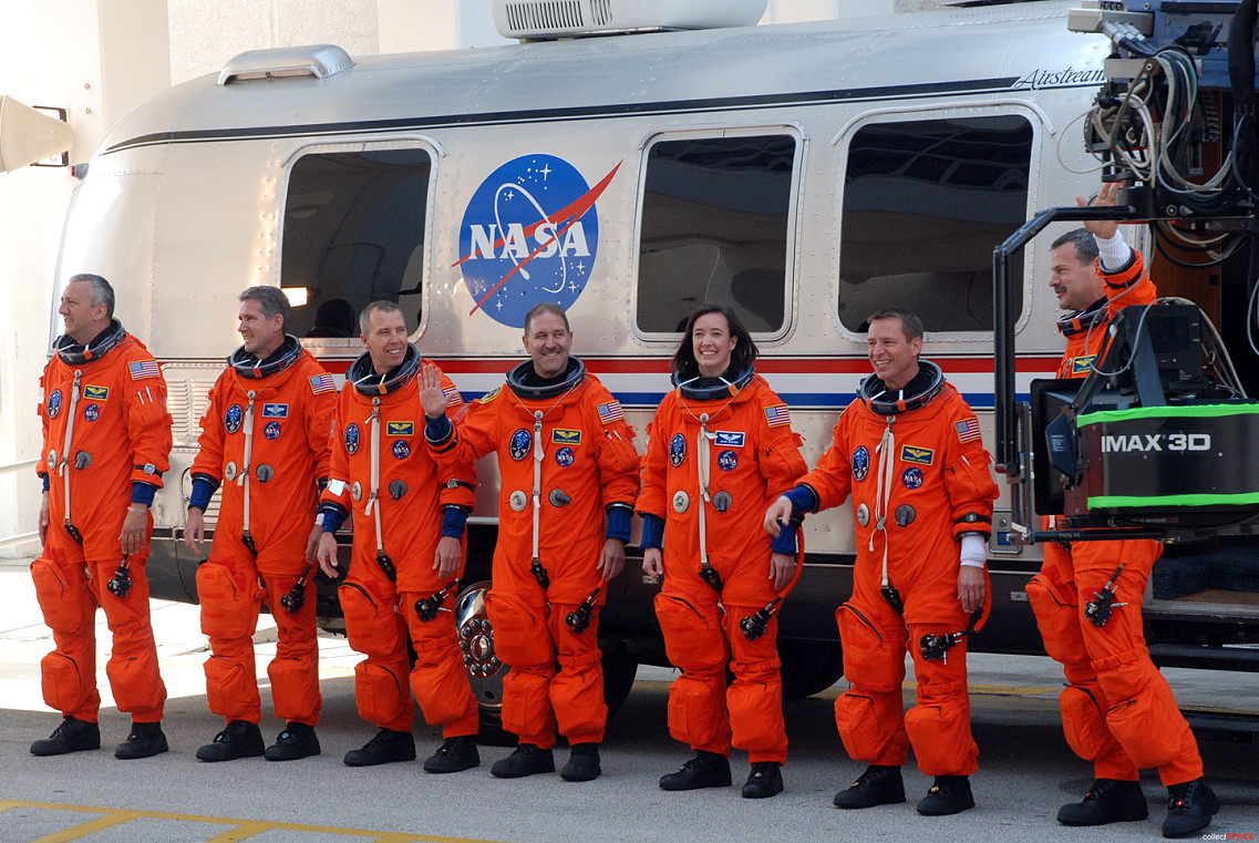 Crew STS-125 auf dem Weg zum Start